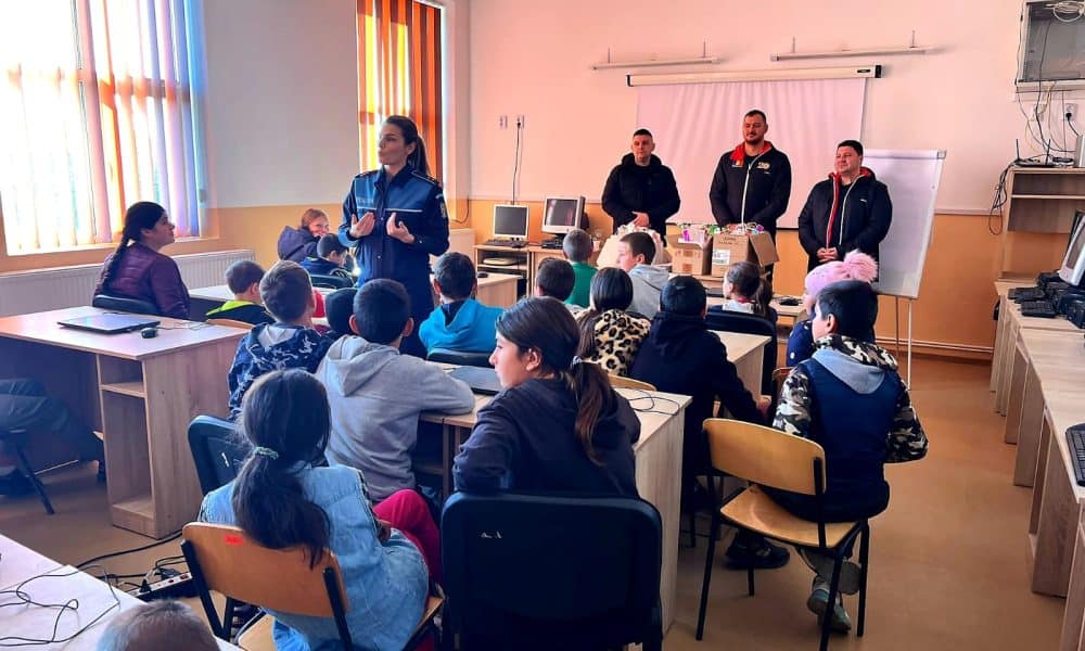 Elevii din Manoleasa și Miorcani sfătuiți să denunțe orice formă de ...