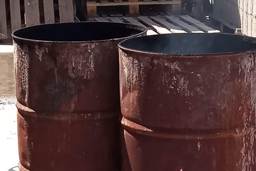 O firmă din Botoșani ardea deșeurile în butoaie de tablă. Fumul negru a ...